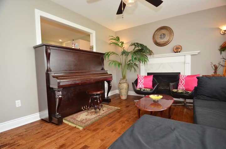 Family Friendly Lakehouse W/ Great Views! - Port Perry