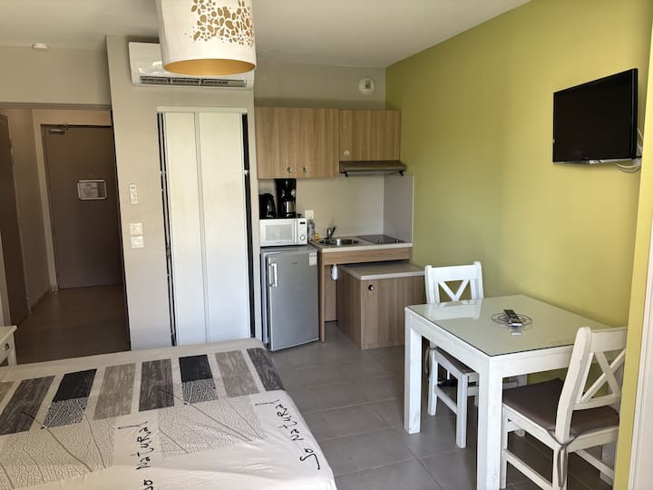 Studio Climatisé, Piscine , Plage à 400 M - French Riviera
