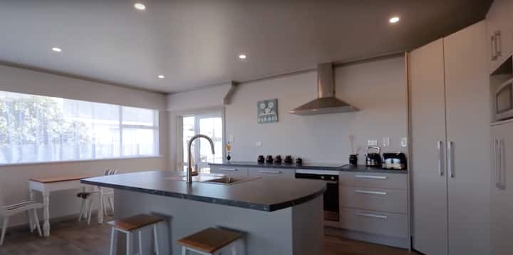 Cosy & Spacious Lived-in Family Home Inwaimate - Waimate