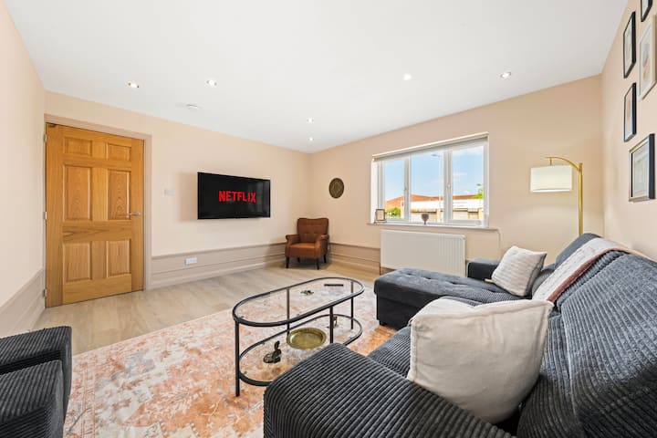 Bright & Modern 3-bed | Next To Glasgow Airport - Glasgow Airport (GLA)