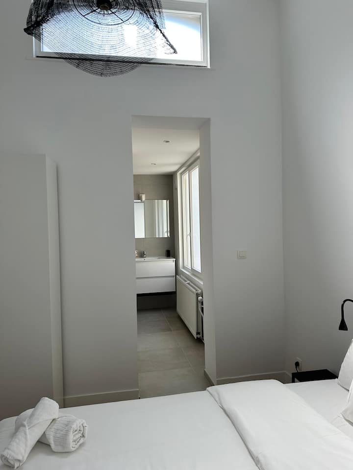 #5 Stylish Bedroom In A Heritage House - 브뤼셀