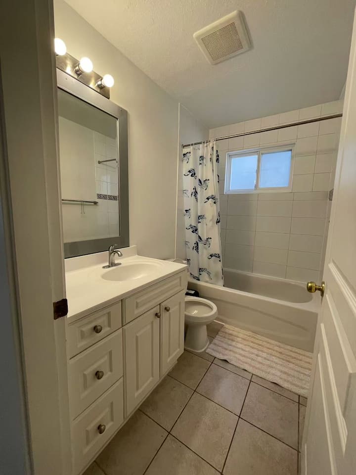 Bright & Cozy Home In Quiet Neighborhood - Burnaby