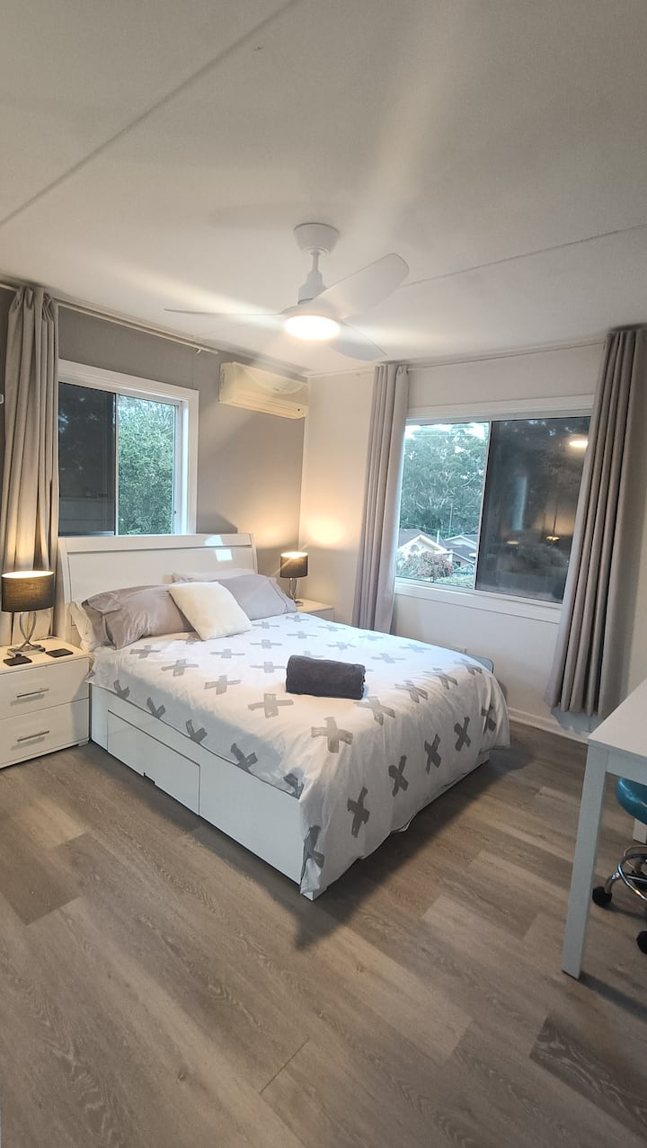 Modern Room W. Tv In Shared Quiet Home - Gold Coast