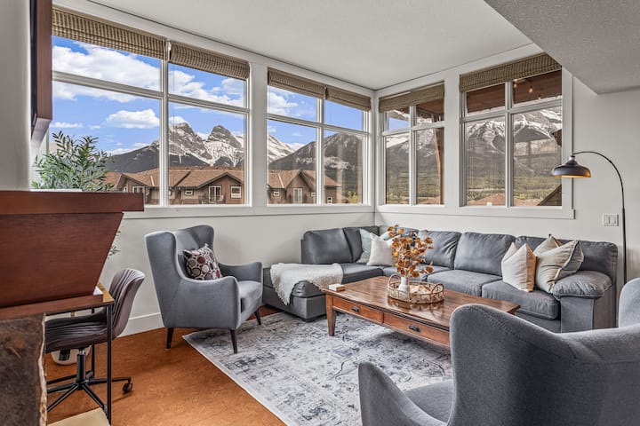 Renovated Corner Mt. Views, Hot Tub, Pool & Spa - Canmore