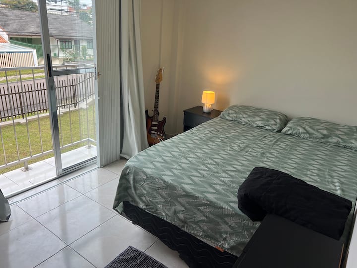 Room W/ Balcony And Home Office Setup - クリティバ
