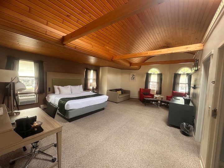 Honeymoon Suite With Whirlpool - Munising, MI