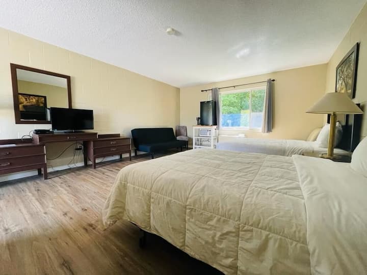 Peninsula Motel - Family Room - Wiarton