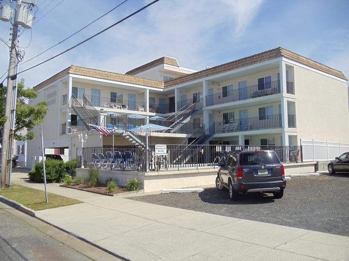Beach Block, One Bd, Heated Pool - Wildwood, NJ