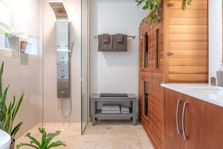 Euro Suite W/ Cedar Sauna - Portland, OR