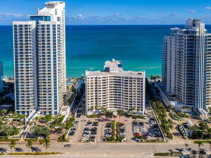 Beachfront Remodeled Apartment - Hollywood, FL