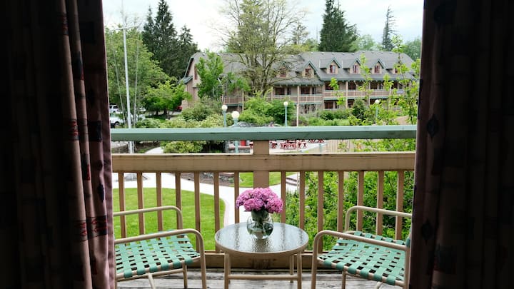 Garden View - Two Queen Room - Campbell River