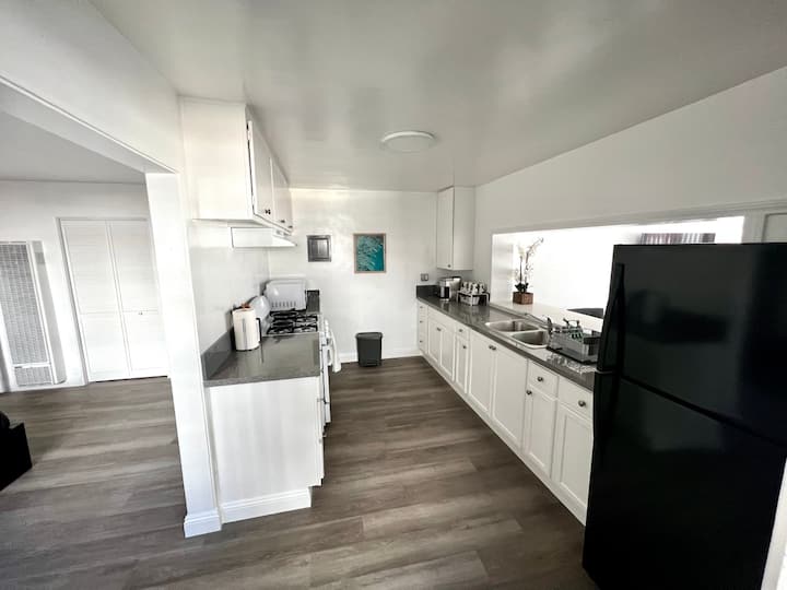 Coastal 2 Bedroom Retreat W/ Free Parking - Carlsbad, CA