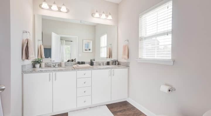 Upscale King 3br Townhouse—in Pineville! - Fort Mill, SC