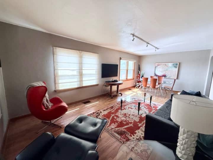 Strawberry Hill 2 Bedroom Stay - Kansas City, KS