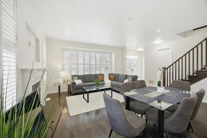 Modern & Spacious Retreat W/ Yard - Alliston