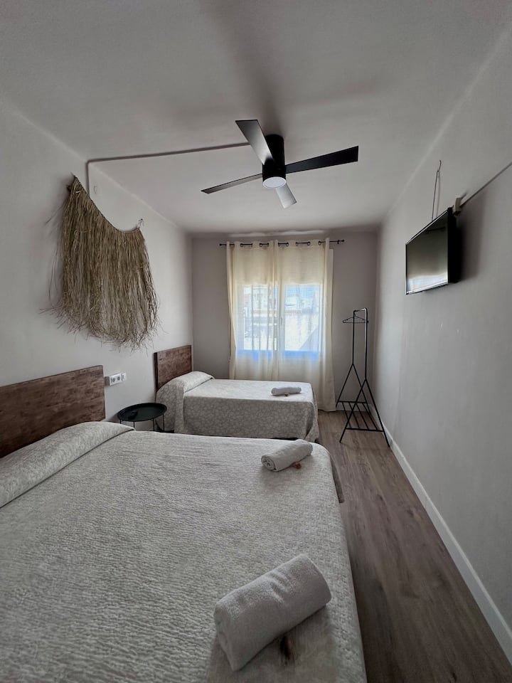 Habitación Céntrica Triple-matrimonio Con Desayuno - Blanes