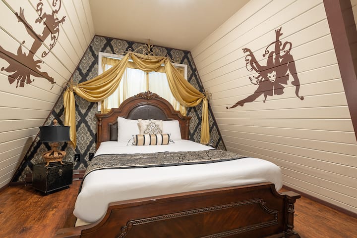 Medieval 2-story Beach Villa - Ocean Shores, WA