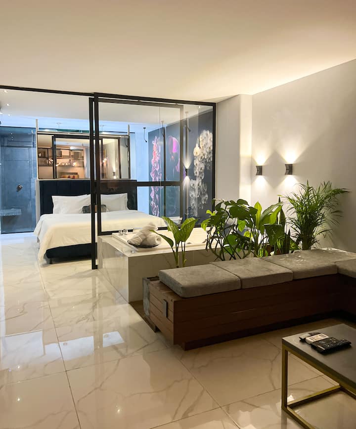 Chic Lleras Apartment  W/jacuzzi Bliss - Medellín, Colombia