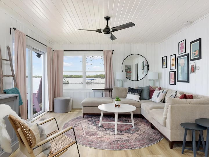 Lindstrom Lakeside Cottage - Center City, MN
