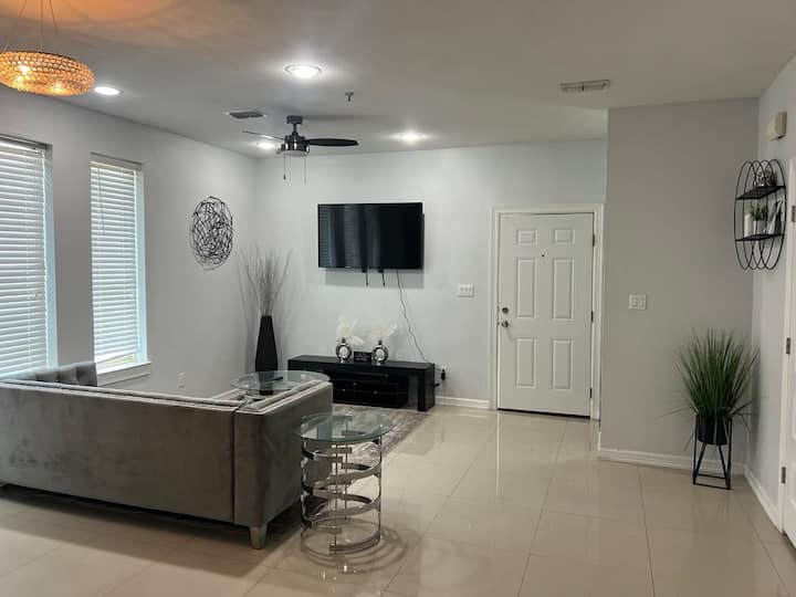 Modern 2br Townhome In West Oaks - Edinburg, TX