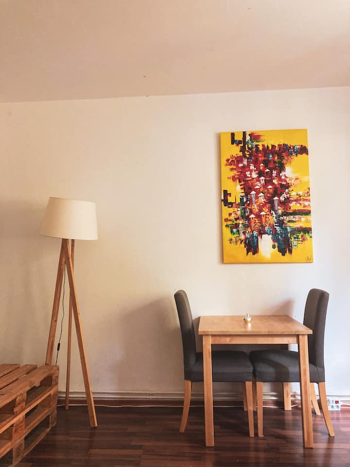 Fully Equipped Neukölln Flat W/ Workspace, Balcony - Berlin