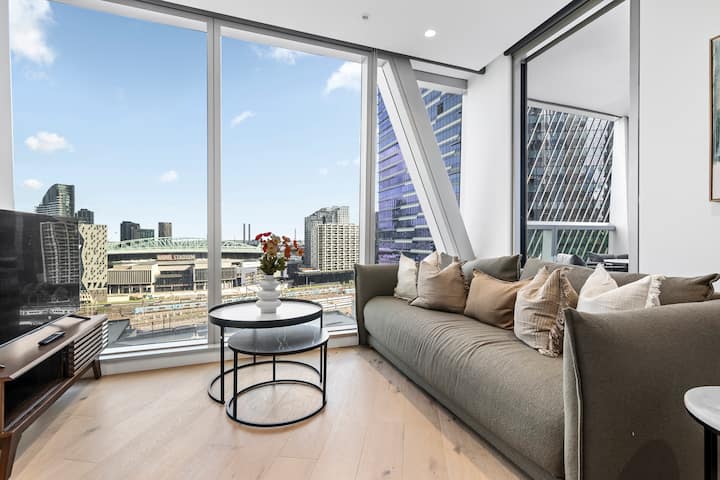 Marvel Stadium Views – Modern & Bright Apt W/ Pool - Melbourne