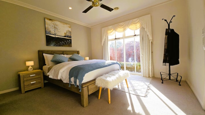 Private En Suite & Lounge - Ballarat