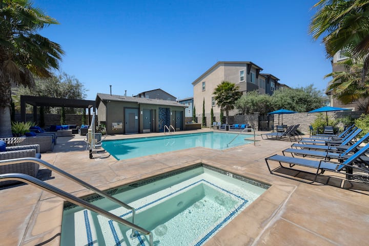 Designer Townhome With Sparkling Pool And Spa! - Torrance, CA