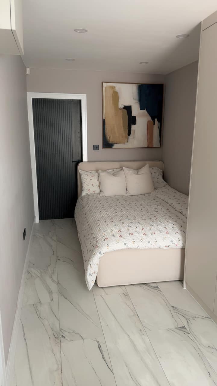 Morden Furnished Room Available. - West Midlands