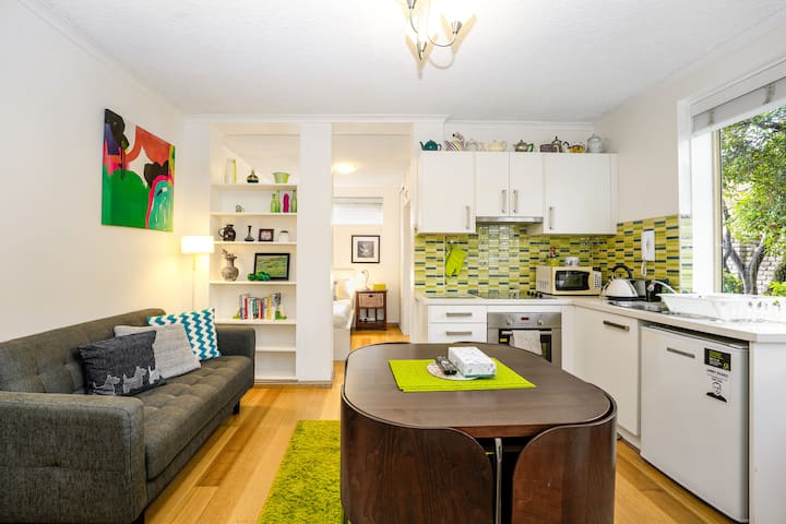 Central & Cozy Fitzroy Studio Apartment With Parki - Brunswick