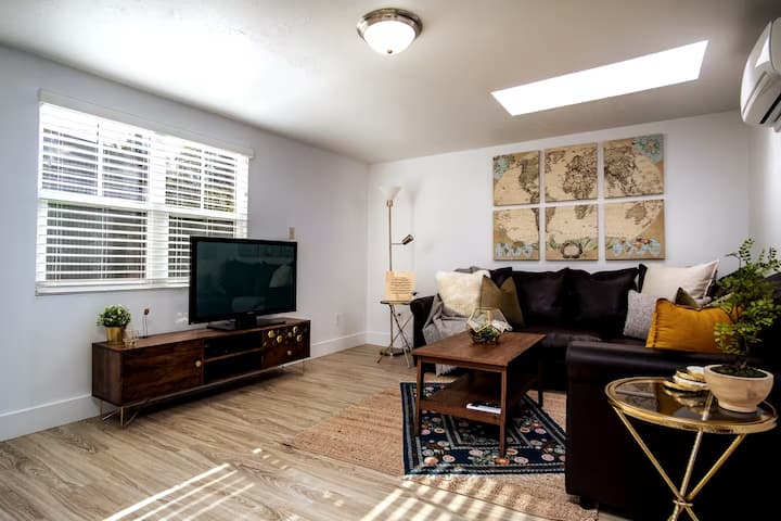 Mid-century Modern 1br *Monthly Discount*! - Sacramento, CA