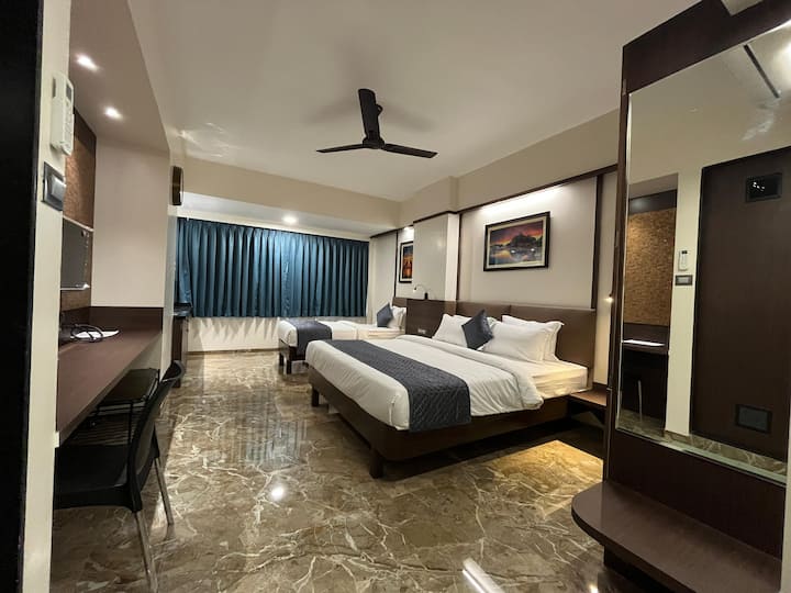 Varuna : Luxurious Studio By Kuber Suites - Solapur