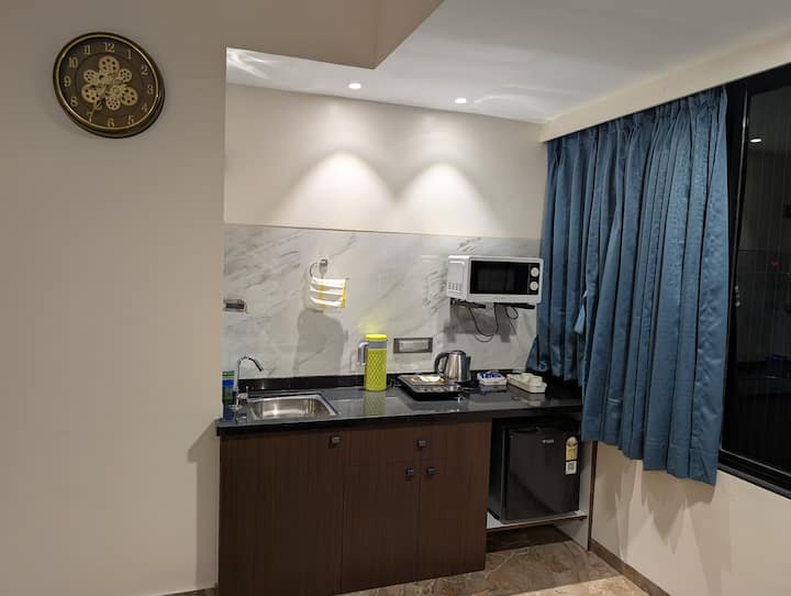 Varuna : Luxurious Studio By Kuber Suites - Solapur