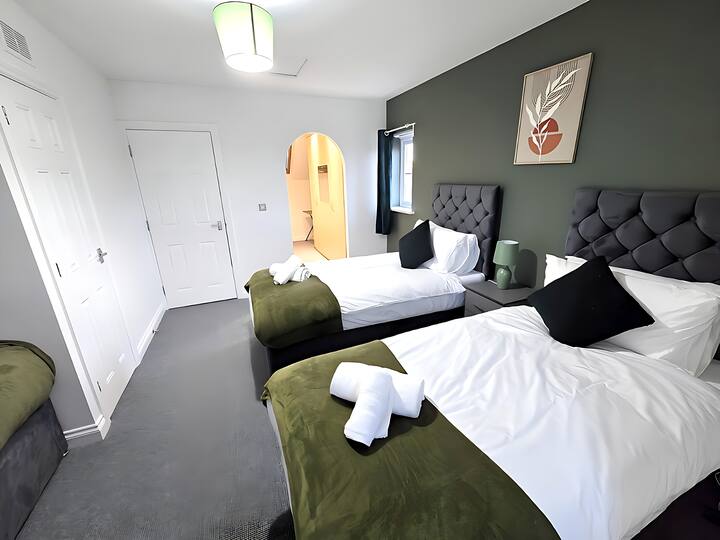 2ndhomestays I Bilston I Contractor-friendly House - Wolverhampton