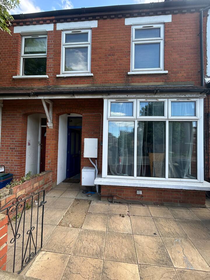 Entire 5 Bed Home In Brentford - Hounslow