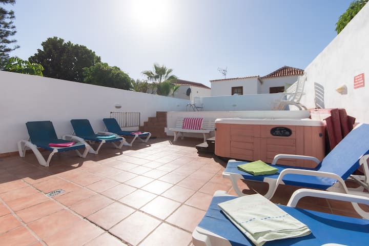 Villa Americas. Central 6 Bedroom Villa. - Costa Adeje