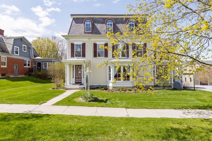 Walkable 2-bedroom Apartment With Huge Backyard - Button Bay State Park, Vergennes