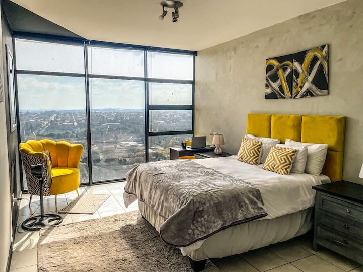 Sun-kissed | 10 Min To Or Tambo - Edenvale