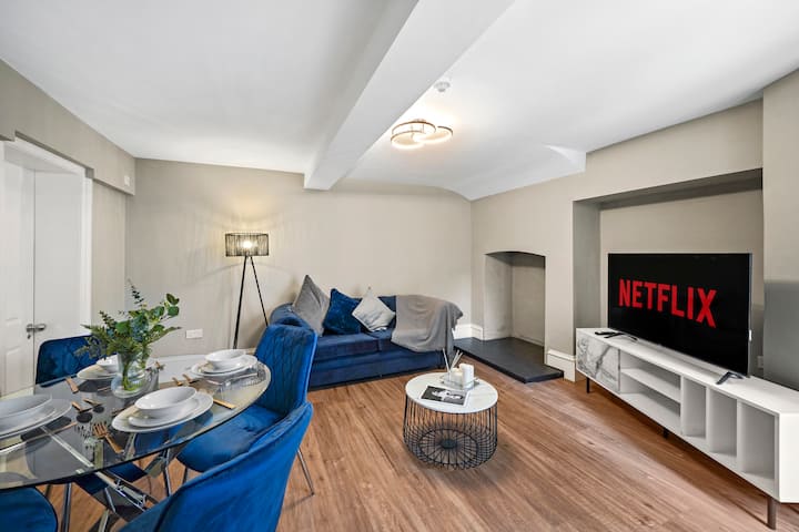 Shakespeare Stay | Chic Apartment With Patio - Wakefield, UK