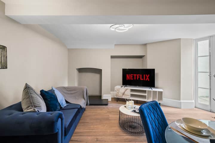 Shakespeare Stay! Chic Apartment - Patio - Wakefield