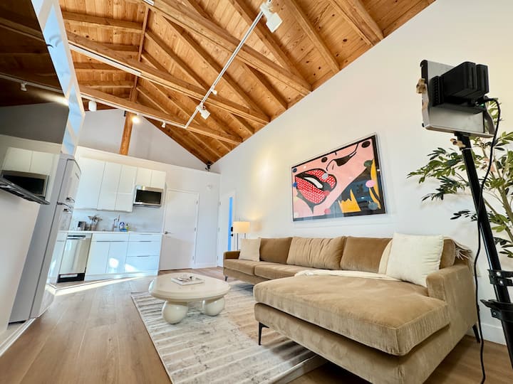 Unique Studio Near Studio City - Burbank, CA
