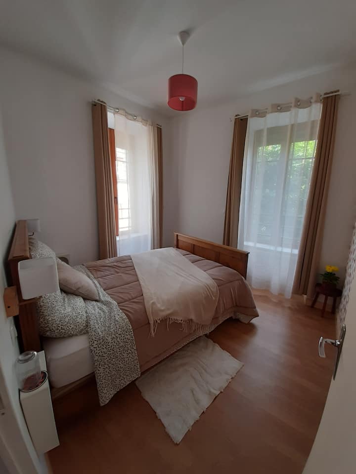 Chambre Confortable Avec Sdb Privée, Dans Un Gîte - Saint-Flour
