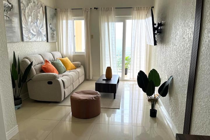 Serenity On Sunset Ridge: 2 Br/2.5 Bathrooms Apt - Kingston, Jamaica