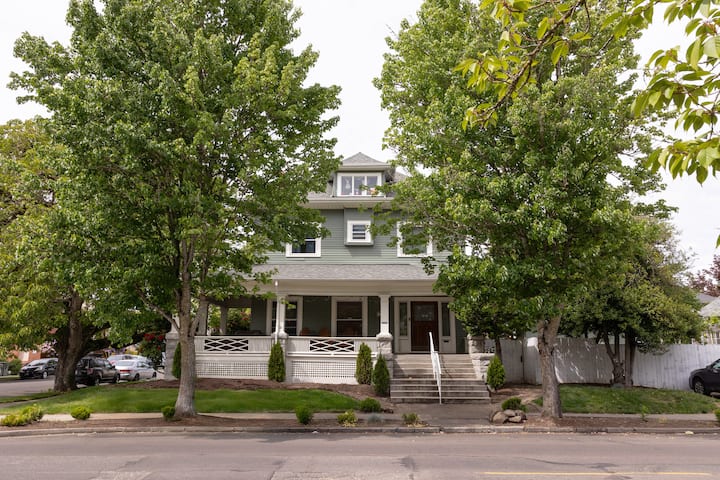 Rory's Rest At First And Ford - McMinnville, OR