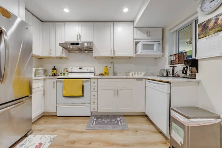 Cool & Private 3br/3ba | Near Airport | Strong A/c - Delta