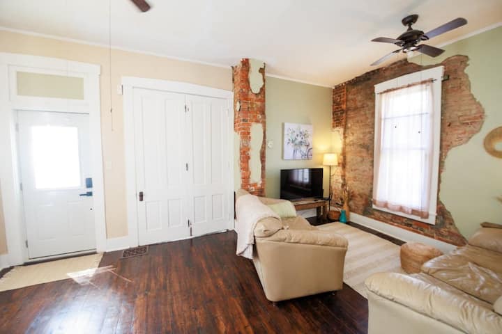 Charming Tiny Cottage | Walk To Downtown! - Indianapolis, IN