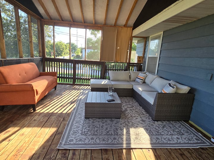 Cozy Home With Screened Porch - Omaha, NE