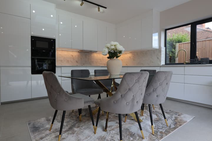 Spacious Home For Family, Contractor, Own Parking - Farnham Castle