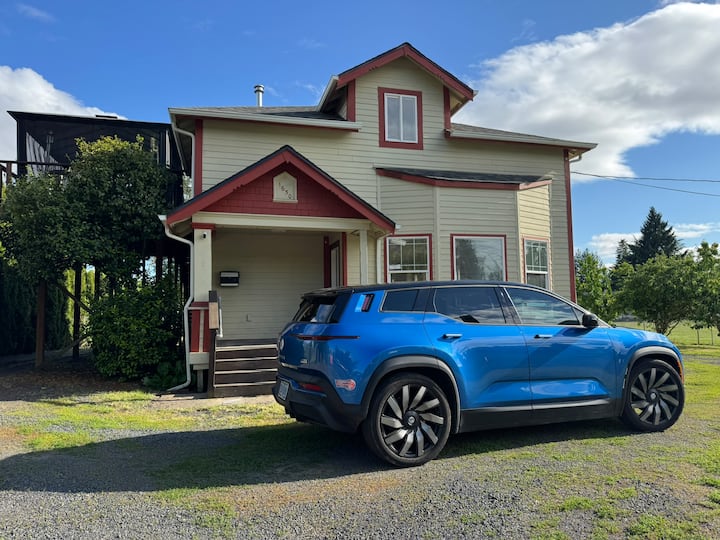 Graceful Getaway • Expansive Deck For Relaxation - Hillsboro, OR