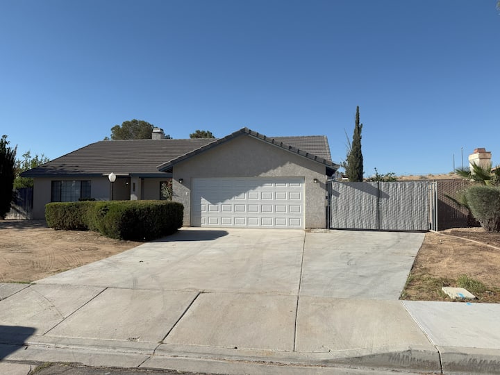 College Heights 2-bedroom Home - Barstow, CA